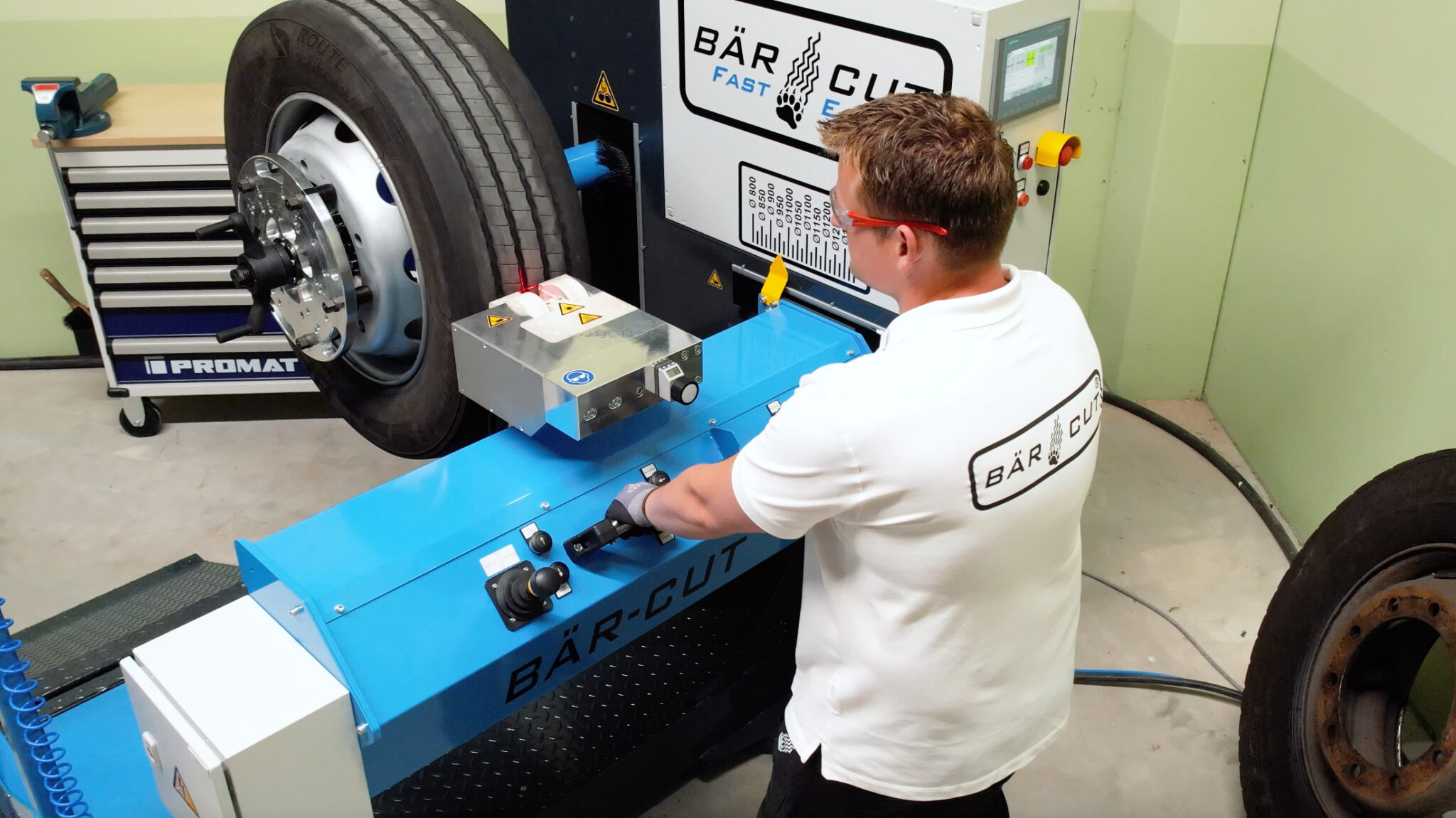 Nachschneiden von Nutzfahrzeugreifen - bear-machines.de